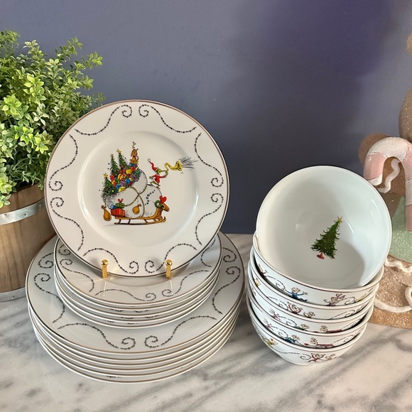 Dr. Seuss | Dining | The Grinch Dinnerware Set | Poshmark
